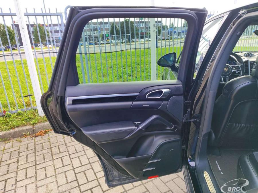 Melns Porsche Cayenne 2016 Klaipėda, ar dzinēja tilpumu 2.97 L un nobraukumu 189 tūkst. km par 28500 €, foto 17 vietnē AUTOMOTO.COM.LV