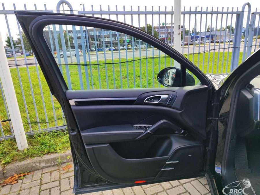 Melns Porsche Cayenne 2016 Klaipėda, ar dzinēja tilpumu 2.97 L un nobraukumu 189 tūkst. km par 28500 €, foto 21 vietnē AUTOMOTO.COM.LV