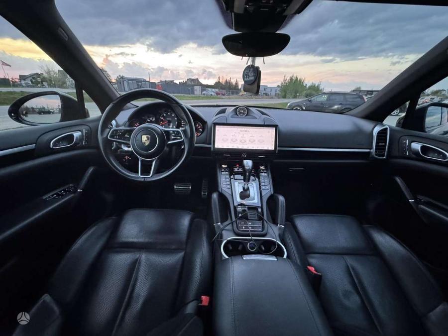 Melns Porsche Cayenne 2016 Kauņa, ar dzinēja tilpumu 3.60 L un nobraukumu 172 tūkst. km par 18000 €, foto 4 vietnē AUTOMOTO.COM.LV
