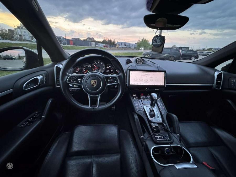 Melns Porsche Cayenne 2016 Kauņa, ar dzinēja tilpumu 3.60 L un nobraukumu 172 tūkst. km par 18000 €, foto 5 vietnē AUTOMOTO.COM.LV
