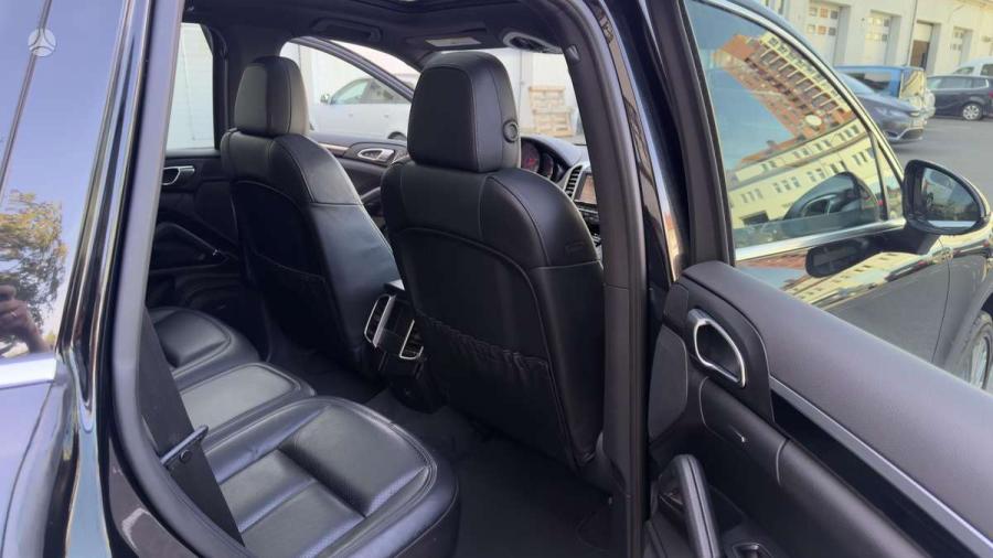 Black Porsche Cayenne 2016 in Klaipeda, with an engine capacity of 3.60 L and mileage of 137 thousand km for 19500 €, photo 14 on AUTOMOTO.COM.LV