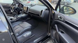 Black Porsche Cayenne 2016 in Klaipeda, with an engine capacity of 3.60 L and mileage of 137 thousand km for 19500 €, photo 15 on AUTOMOTO.COM.LV