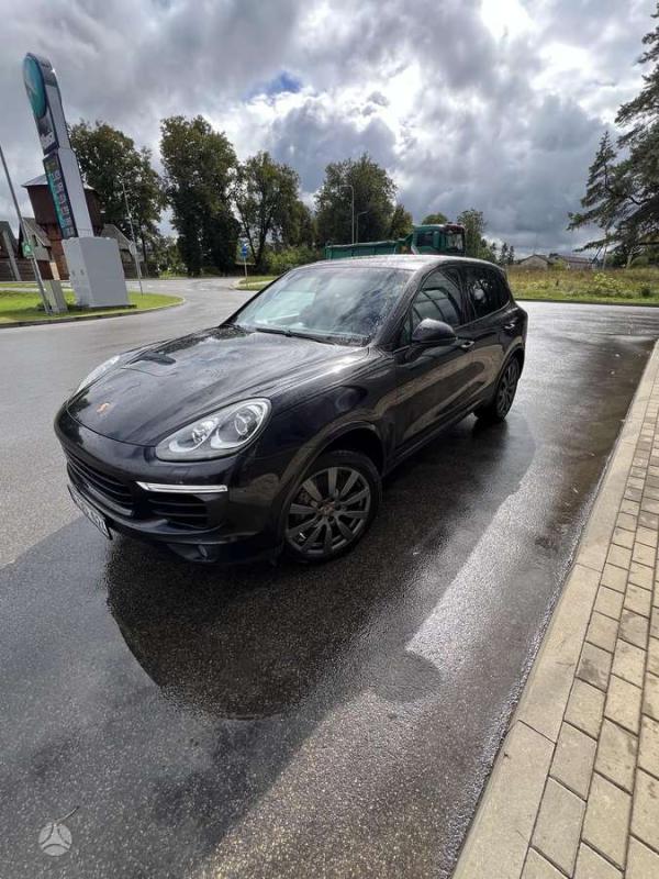 Porsche Cayenne 2016 Utena vietnē Melns Porsche Cayenne 2016 Utena, ar dzinēja tilpumu 2.97 L un nobraukumu 324 tūkst. km par 18800 €, foto 3 vietnē AUTOMOTO.COM.LV