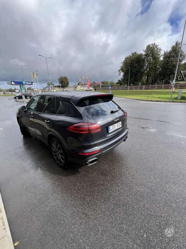 Porsche Cayenne 2016 Utena vietnē Melns Porsche Cayenne 2016 Utena, ar dzinēja tilpumu 2.97 L un nobraukumu 324 tūkst. km par 18800 €, foto 5 vietnē AUTOMOTO.COM.LV