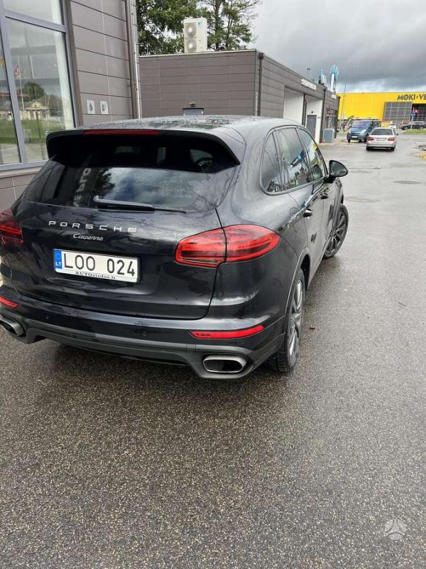 Porsche Cayenne 2016 Utena vietnē Melns Porsche Cayenne 2016 Utena, ar dzinēja tilpumu 2.97 L un nobraukumu 324 tūkst. km par 18800 €, foto 7 vietnē AUTOMOTO.COM.LV