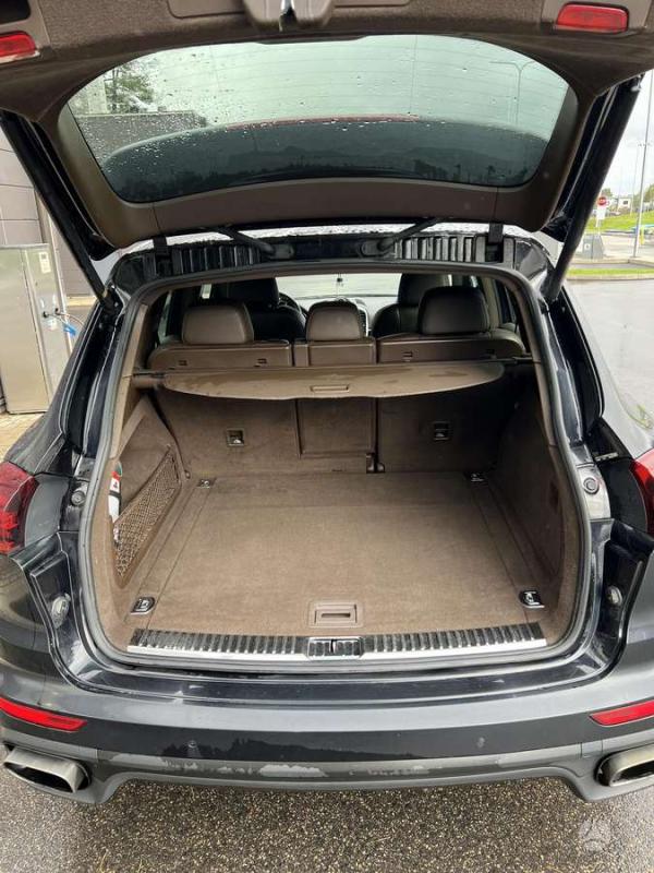 Porsche Cayenne 2016 Utena vietnē Melns Porsche Cayenne 2016 Utena, ar dzinēja tilpumu 2.97 L un nobraukumu 324 tūkst. km par 18800 €, foto 9 vietnē AUTOMOTO.COM.LV