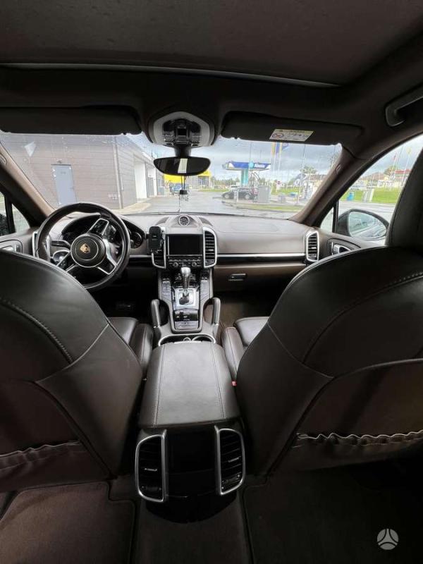 Porsche Cayenne 2016 Utena vietnē Melns Porsche Cayenne 2016 Utena, ar dzinēja tilpumu 2.97 L un nobraukumu 324 tūkst. km par 18800 €, foto 10 vietnē AUTOMOTO.COM.LV