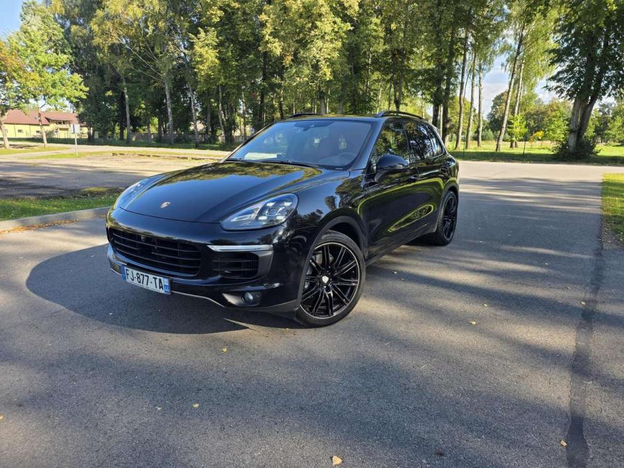 Melns Porsche Cayenne 2016 Tauragė, ar dzinēja tilpumu 4.13 L un nobraukumu 230 tūkst. km par 28500 €, foto 1 vietnē AUTOMOTO.COM.LV