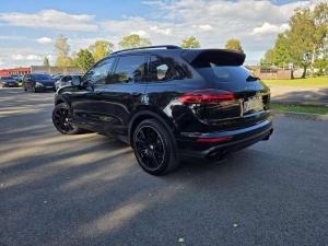 Melns Porsche Cayenne 2016 Tauragė, ar dzinēja tilpumu 4.13 L un nobraukumu 230 tūkst. km par 28500 €, foto 5 vietnē AUTOMOTO.COM.LV