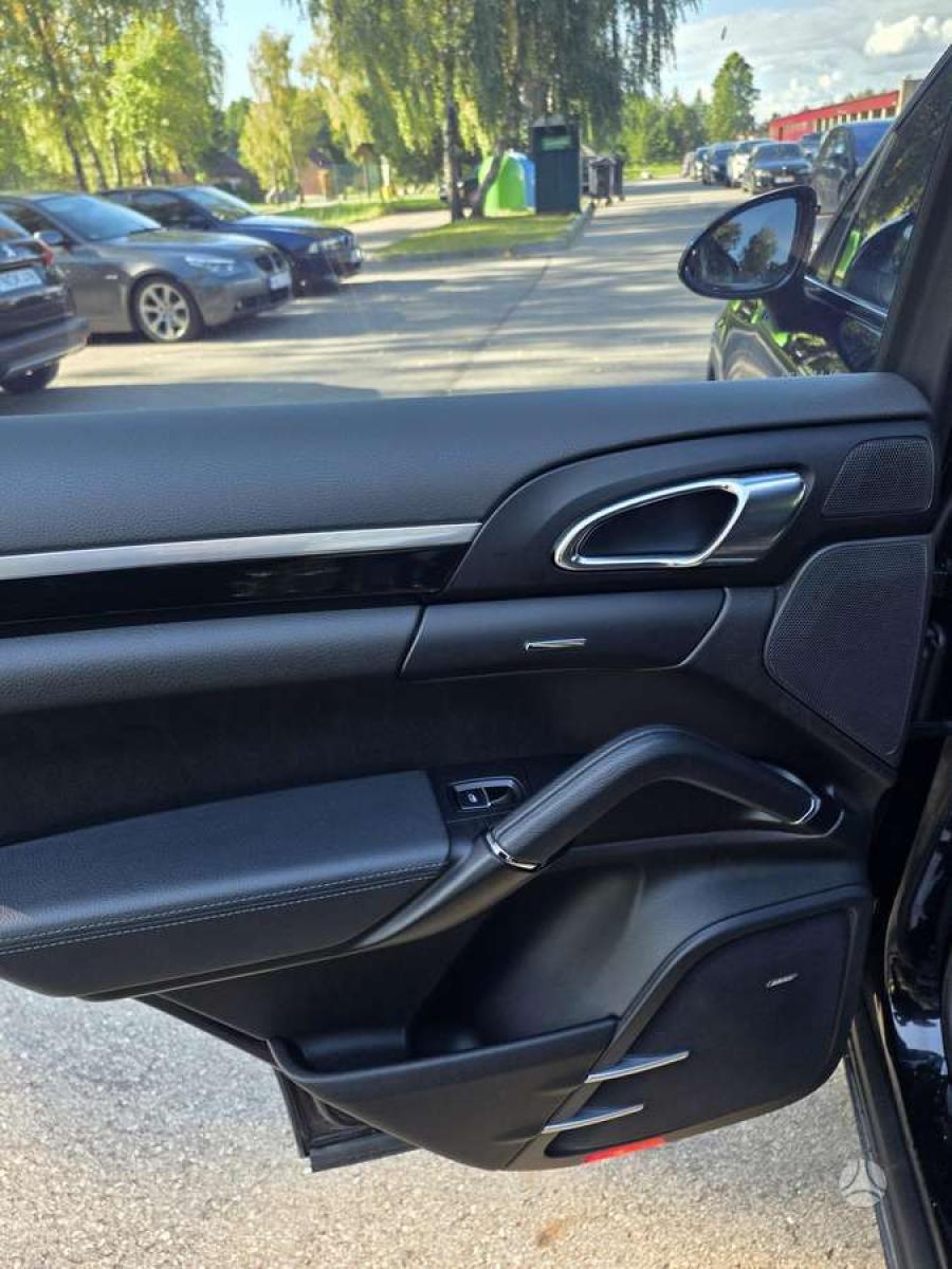 Melns Porsche Cayenne 2016 Tauragė, ar dzinēja tilpumu 4.13 L un nobraukumu 230 tūkst. km par 28500 €, foto 12 vietnē AUTOMOTO.COM.LV