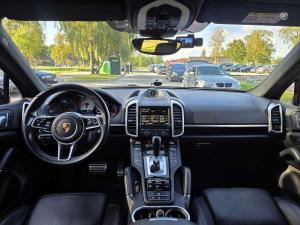 Melns Porsche Cayenne 2016 Tauragė, ar dzinēja tilpumu 4.13 L un nobraukumu 230 tūkst. km par 28500 €, foto 14 vietnē AUTOMOTO.COM.LV