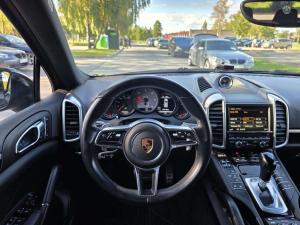 Melns Porsche Cayenne 2016 Tauragė, ar dzinēja tilpumu 4.13 L un nobraukumu 230 tūkst. km par 28500 €, foto 15 vietnē AUTOMOTO.COM.LV