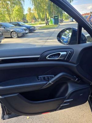 Melns Porsche Cayenne 2016 Tauragė, ar dzinēja tilpumu 4.13 L un nobraukumu 230 tūkst. km par 28500 €, foto 17 vietnē AUTOMOTO.COM.LV