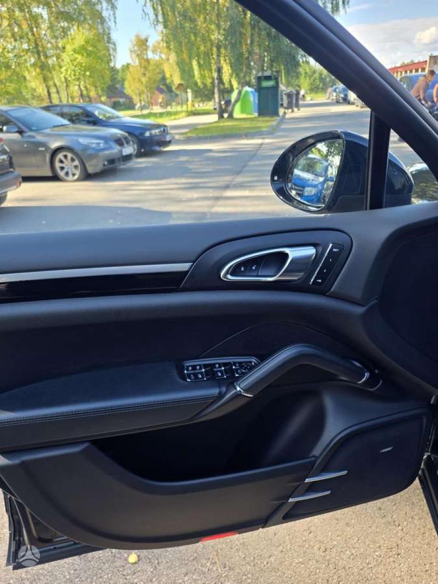 Melns Porsche Cayenne 2016 Tauragė, ar dzinēja tilpumu 4.13 L un nobraukumu 230 tūkst. km par 28500 €, foto 17 vietnē AUTOMOTO.COM.LV