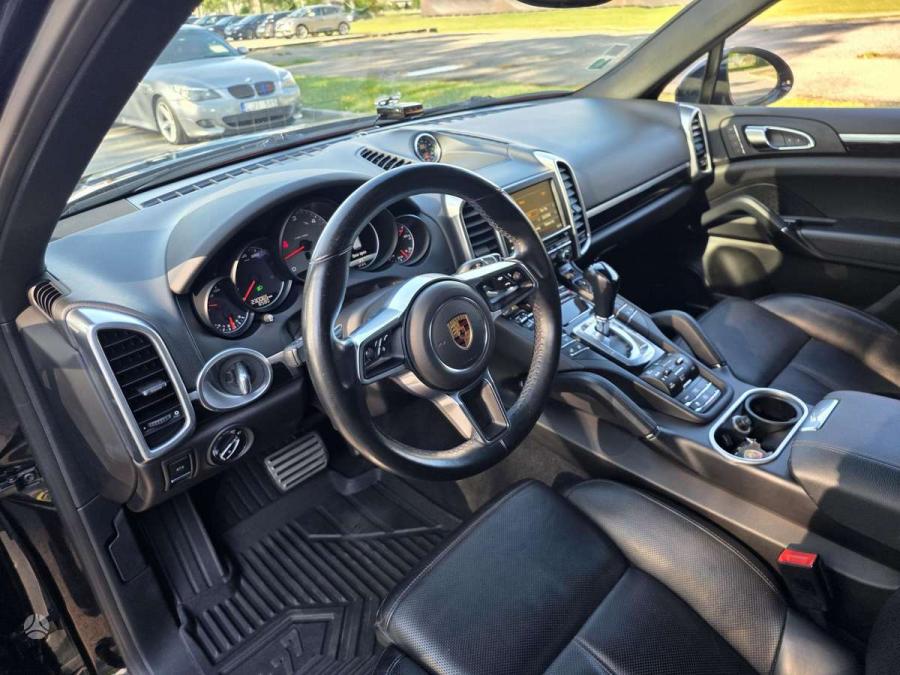 Melns Porsche Cayenne 2016 Tauragė, ar dzinēja tilpumu 4.13 L un nobraukumu 230 tūkst. km par 28500 €, foto 18 vietnē AUTOMOTO.COM.LV