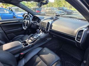 Melns Porsche Cayenne 2016 Tauragė, ar dzinēja tilpumu 4.13 L un nobraukumu 230 tūkst. km par 28500 €, foto 24 vietnē AUTOMOTO.COM.LV