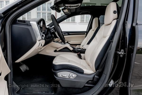 Black Porsche Cayenne 2016 in Tallinn, with an engine capacity of 4.10 L and mileage of 180 thousand km for 27600 €, photo 7 on AUTOMOTO.COM.LV