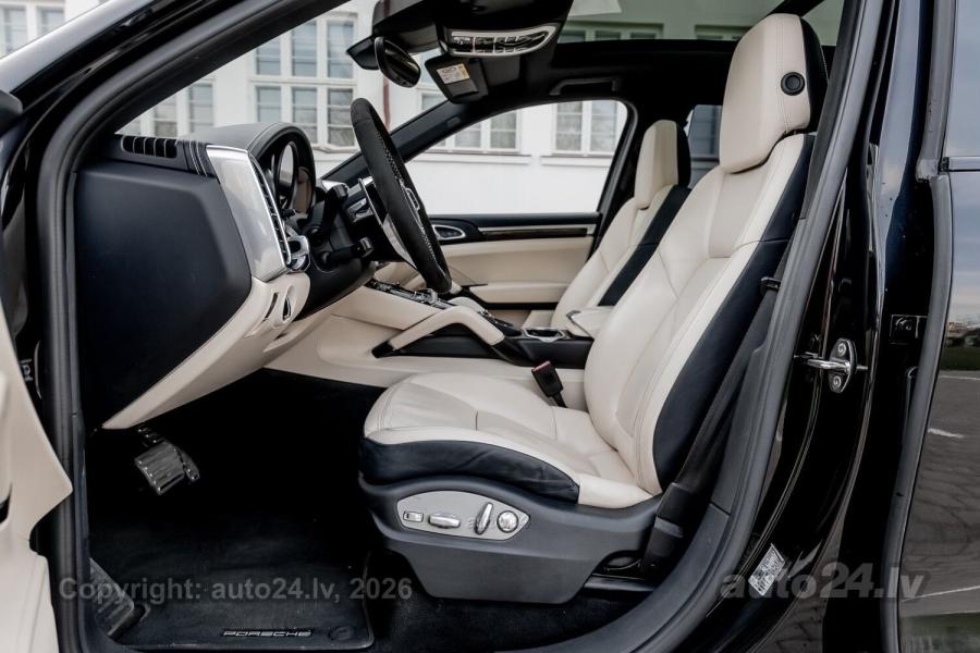 Black Porsche Cayenne 2016 in Tallinn, with an engine capacity of 4.10 L and mileage of 180 thousand km for 27600 €, photo 7 on AUTOMOTO.COM.LV
