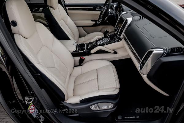 Black Porsche Cayenne 2016 in Tallinn, with an engine capacity of 4.10 L and mileage of 180 thousand km for 27600 €, photo 8 on AUTOMOTO.COM.LV