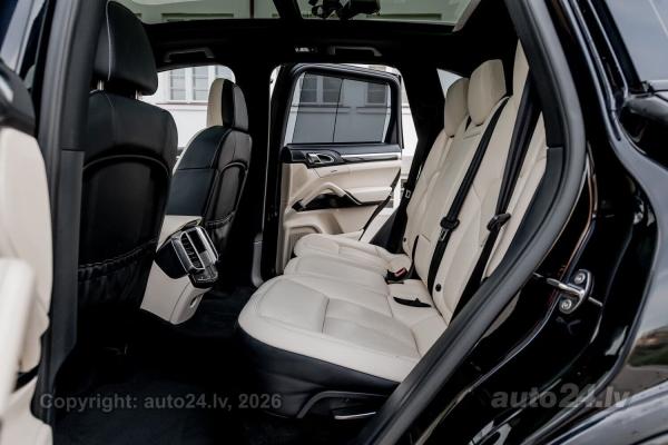 Black Porsche Cayenne 2016 in Tallinn, with an engine capacity of 4.10 L and mileage of 180 thousand km for 27600 €, photo 9 on AUTOMOTO.COM.LV