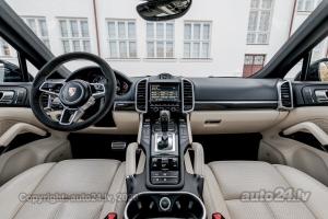 Black Porsche Cayenne 2016 in Tallinn, with an engine capacity of 4.10 L and mileage of 180 thousand km for 27600 €, photo 11 on AUTOMOTO.COM.LV