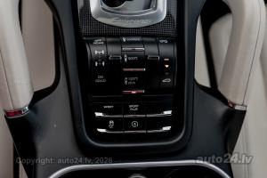 Black Porsche Cayenne 2016 in Tallinn, with an engine capacity of 4.10 L and mileage of 180 thousand km for 27600 €, photo 17 on AUTOMOTO.COM.LV