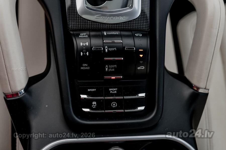 Black Porsche Cayenne 2016 in Tallinn, with an engine capacity of 4.10 L and mileage of 180 thousand km for 27600 €, photo 17 on AUTOMOTO.COM.LV