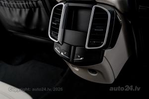 Black Porsche Cayenne 2016 in Tallinn, with an engine capacity of 4.10 L and mileage of 180 thousand km for 27600 €, photo 19 on AUTOMOTO.COM.LV