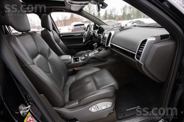 Melns Porsche Cayenne 2016 Jelgava, ar dzinēja tilpumu 3.00 L un nobraukumu 250 tūkst. km par 24500 €, foto 10 vietnē AUTOMOTO.COM.LV