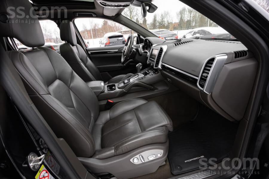 Melns Porsche Cayenne 2016 Jelgava, ar dzinēja tilpumu 3.00 L un nobraukumu 250 tūkst. km par 24500 €, foto 10 vietnē AUTOMOTO.COM.LV
