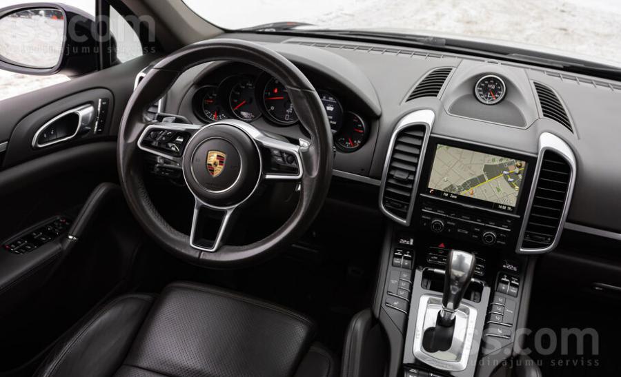 Melns Porsche Cayenne 2016 Jelgava, ar dzinēja tilpumu 3.00 L un nobraukumu 250 tūkst. km par 24500 €, foto 12 vietnē AUTOMOTO.COM.LV