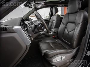 Melns Porsche Cayenne 2016 Jelgava, ar dzinēja tilpumu 3.00 L un nobraukumu 250 tūkst. km par 24500 €, foto 13 vietnē AUTOMOTO.COM.LV