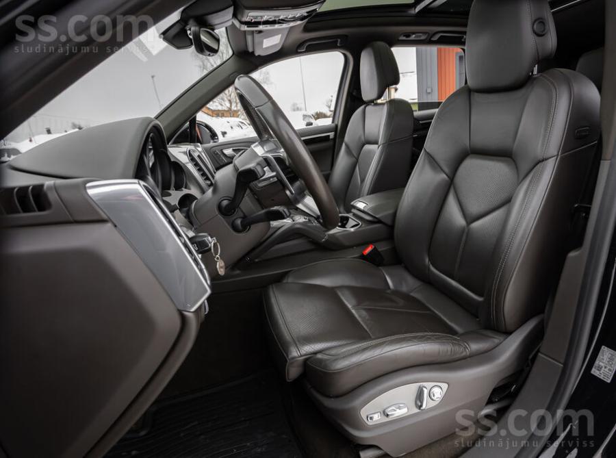 Melns Porsche Cayenne 2016 Jelgava, ar dzinēja tilpumu 3.00 L un nobraukumu 250 tūkst. km par 24500 €, foto 13 vietnē AUTOMOTO.COM.LV