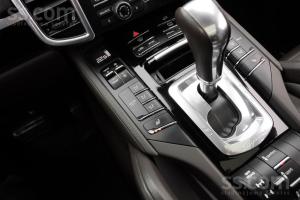 Melns Porsche Cayenne 2016 Jelgava, ar dzinēja tilpumu 3.00 L un nobraukumu 250 tūkst. km par 24500 €, foto 17 vietnē AUTOMOTO.COM.LV
