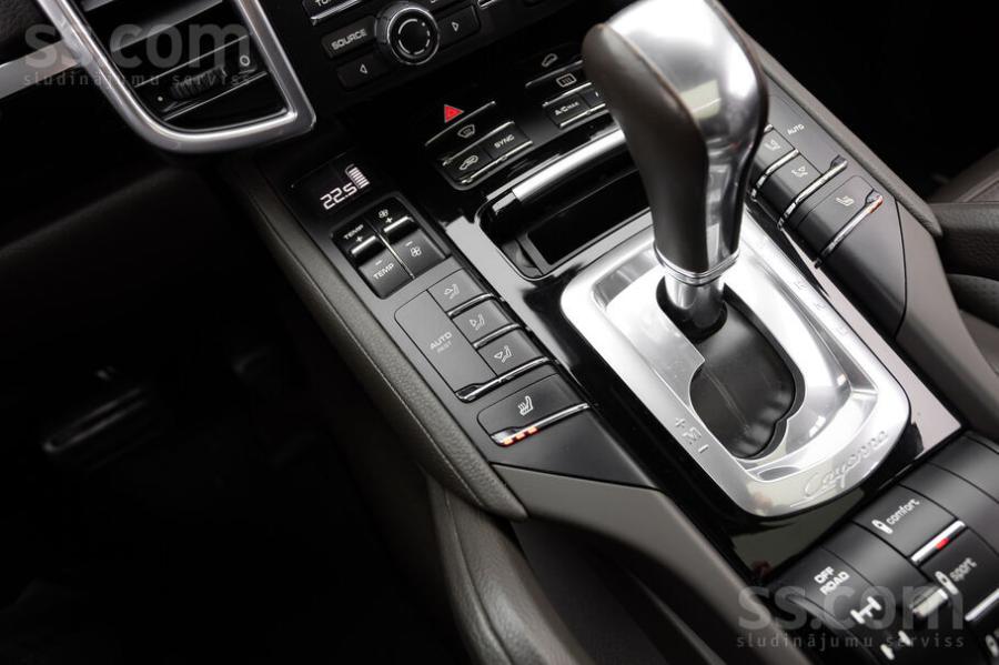 Melns Porsche Cayenne 2016 Jelgava, ar dzinēja tilpumu 3.00 L un nobraukumu 250 tūkst. km par 24500 €, foto 17 vietnē AUTOMOTO.COM.LV