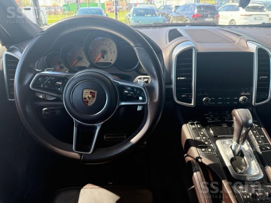 Black Porsche Cayenne 2016 in Riga, with an engine capacity of 4.20 L and mileage of 191 thousand km for 24900 €, photo 9 on AUTOMOTO.COM.LV