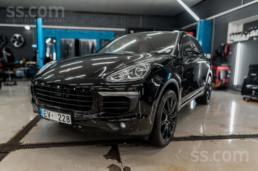 Melns Porsche Cayenne 2017 Rīga, ar dzinēja tilpumu 3.00 L un nobraukumu 77 tūkst. km par 33000 €, foto 3 vietnē AUTOMOTO.COM.LV