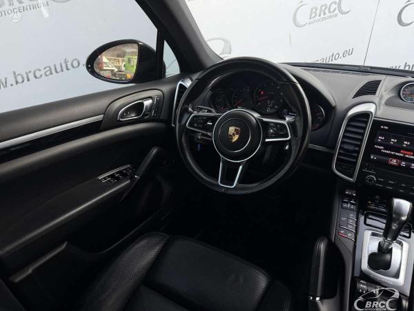 Melns Porsche Cayenne 2017 Klaipėda, ar dzinēja tilpumu 3.60 L un nobraukumu 157 tūkst. km par 20500 €, foto 5 vietnē AUTOMOTO.COM.LV