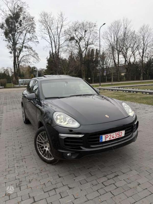 Black Porsche Cayenne 2017 in Kaunas, with an engine capacity of 3.60 L and mileage of 175 thousand km for 18500 €, photo 2 on AUTOMOTO.COM.LV
