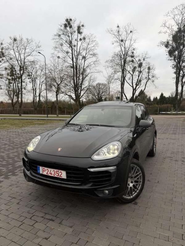Black Porsche Cayenne 2017 in Kaunas, with an engine capacity of 3.60 L and mileage of 175 thousand km for 18500 €, photo 3 on AUTOMOTO.COM.LV