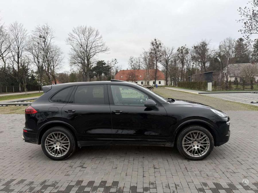 Melns Porsche Cayenne 2017 Kauņa, ar dzinēja tilpumu 3.60 L un nobraukumu 175 tūkst. km par 18500 €, foto 4 vietnē AUTOMOTO.COM.LV