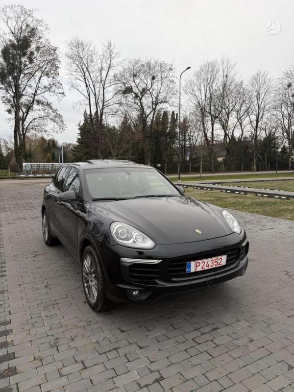 Black Porsche Cayenne 2017 in Kaunas, with an engine capacity of 3.60 L and mileage of 175 thousand km for 18500 €, photo 5 on AUTOMOTO.COM.LV