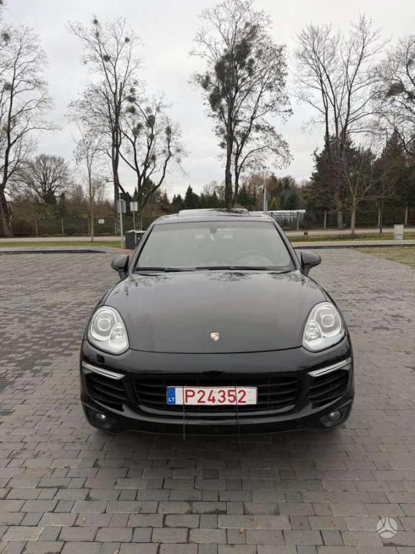 Black Porsche Cayenne 2017 in Kaunas, with an engine capacity of 3.60 L and mileage of 175 thousand km for 18500 €, photo 6 on AUTOMOTO.COM.LV