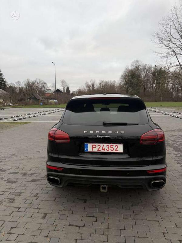 Black Porsche Cayenne 2017 in Kaunas, with an engine capacity of 3.60 L and mileage of 175 thousand km for 18500 €, photo 7 on AUTOMOTO.COM.LV