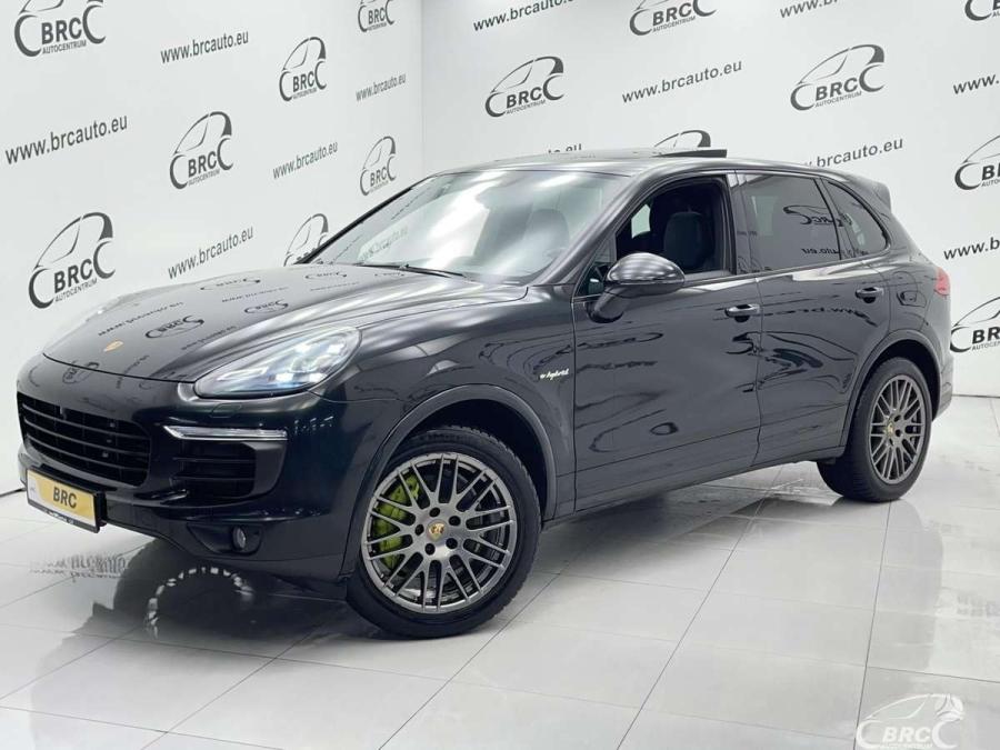 Black Porsche Cayenne 2017 in Vilnius, with an engine capacity of 3.00 L and mileage of 244 thousand km for 19900 €, photo 1 on AUTOMOTO.COM.LV