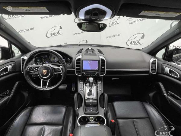 Black Porsche Cayenne 2017 in Vilnius, with an engine capacity of 3.00 L and mileage of 244 thousand km for 19900 €, photo 4 on AUTOMOTO.COM.LV