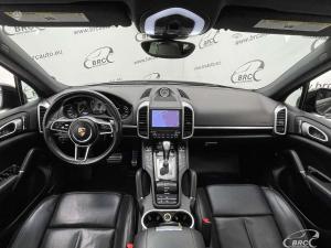 Black Porsche Cayenne 2017 in Vilnius, with an engine capacity of 3.00 L and mileage of 244 thousand km for 19900 €, photo 4 on AUTOMOTO.COM.LV