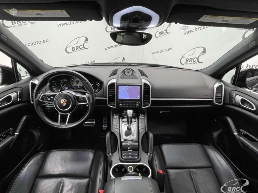 Black Porsche Cayenne 2017 in Vilnius, with an engine capacity of 3.00 L and mileage of 244 thousand km for 19900 €, photo 4 on AUTOMOTO.COM.LV