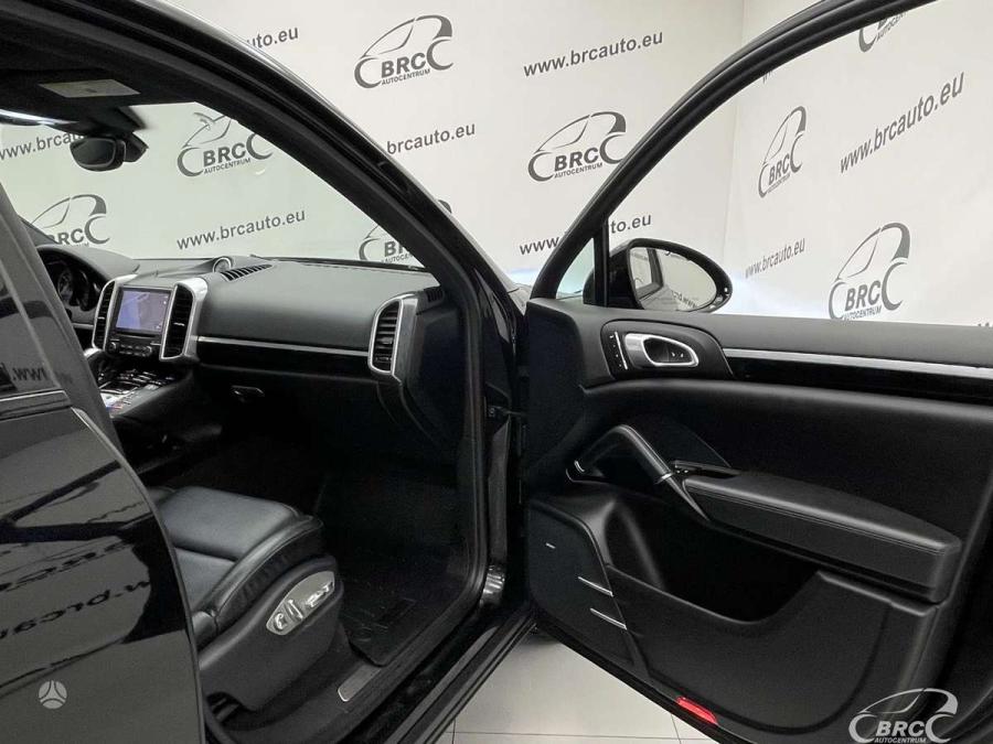 Black Porsche Cayenne 2017 in Vilnius, with an engine capacity of 3.00 L and mileage of 244 thousand km for 19900 €, photo 10 on AUTOMOTO.COM.LV