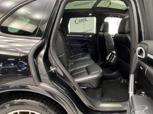 Black Porsche Cayenne 2017 in Vilnius, with an engine capacity of 3.00 L and mileage of 244 thousand km for 19900 €, photo 13 on AUTOMOTO.COM.LV
